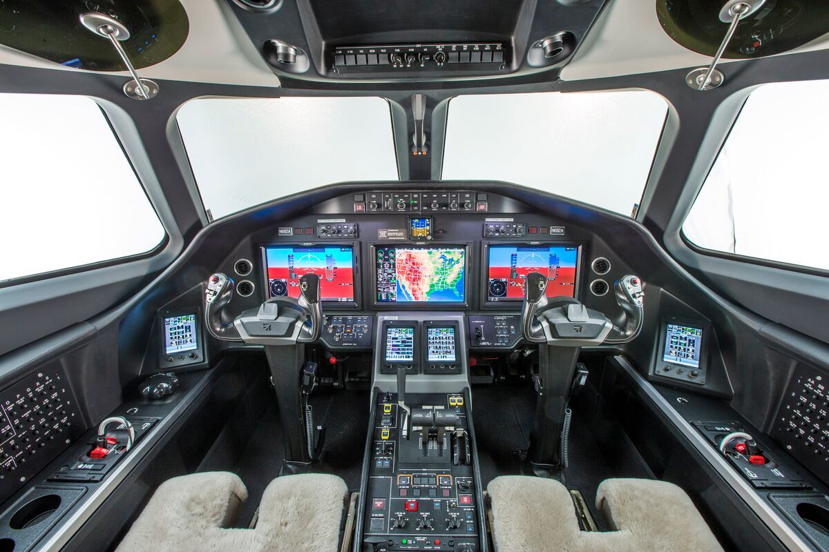 Cessna Citation Latitude Cockpit 001.jpg